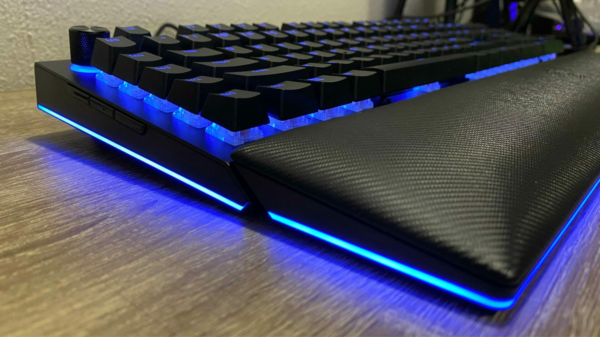 Razer BlackWidow V4 Pro Review - Flagship Redefined - Vamers